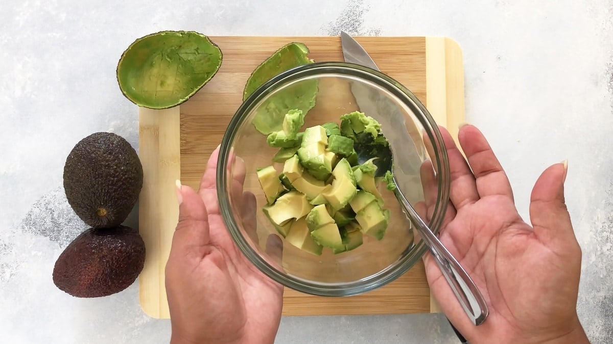 How to Cut an Avocado - My Dominican Kitchen